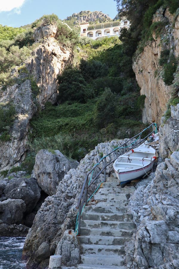 Praiano - Barca Sulla Scala Di Accesso Alla Cala Di Torre Grado Stock ...
