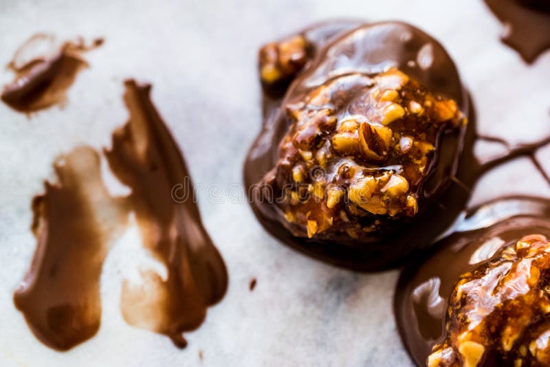 Praline Chocolate Con La Noce, La Mandorla, L'arachide O Croquant ...