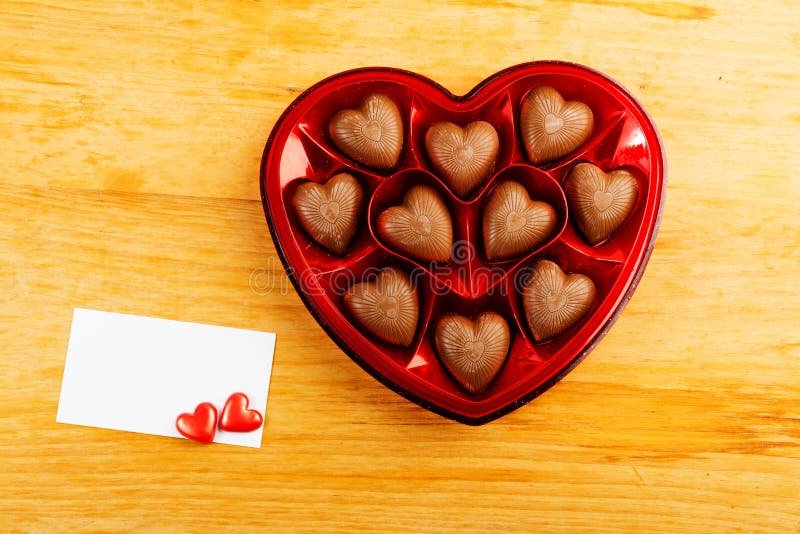 Praline Del Cioccolato in Scatola Rossa Di Forma Del Cuore Fotografia ... Praline Del Cioccolato in Scatola Rossa Di Forma Del Cuore Fotografia ...