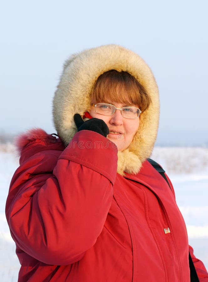 Pralle Frau mit Telefon stockbild. Bild von hintergrund - 4590313