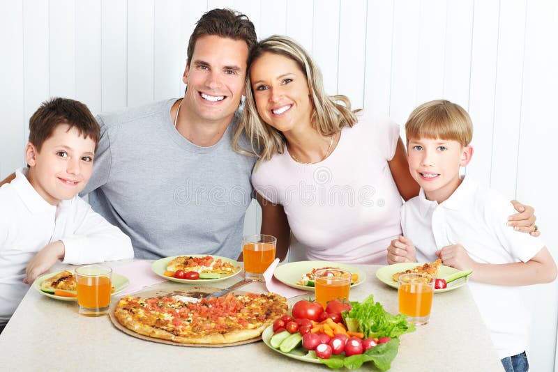 Cena in famiglia immagine stock. Immagine di ragazzo - 18567423