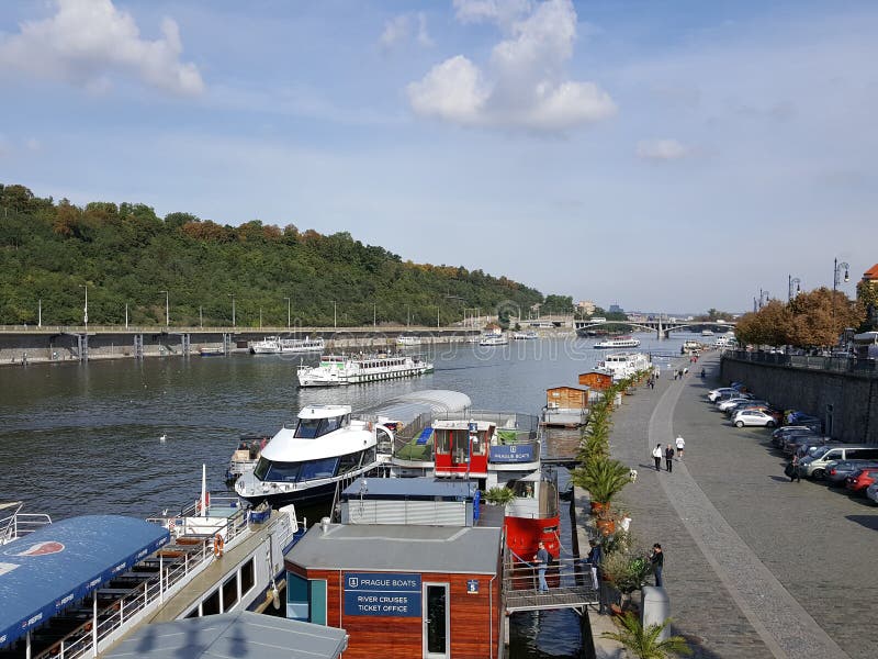 Praq redaktionelles stockbild. Bild von feiertag, stadt - 100952514