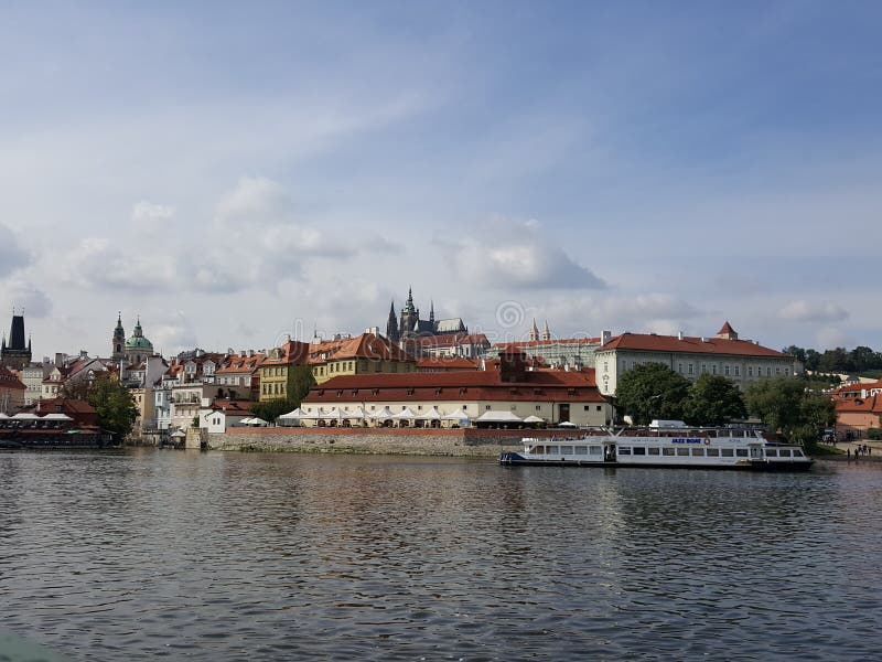 Praq redaktionelles stockbild. Bild von feiertag, stadt - 100952514