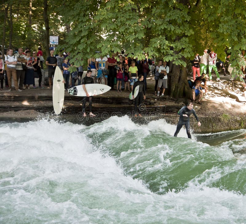 Praticando Il Surfing a Monaco Di Baviera, Englischer Garten Fotografia ...
