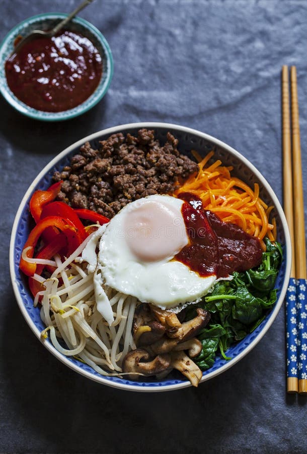 Prato coreano do bibimbap foto de stock. Imagem de coreano - 103392120