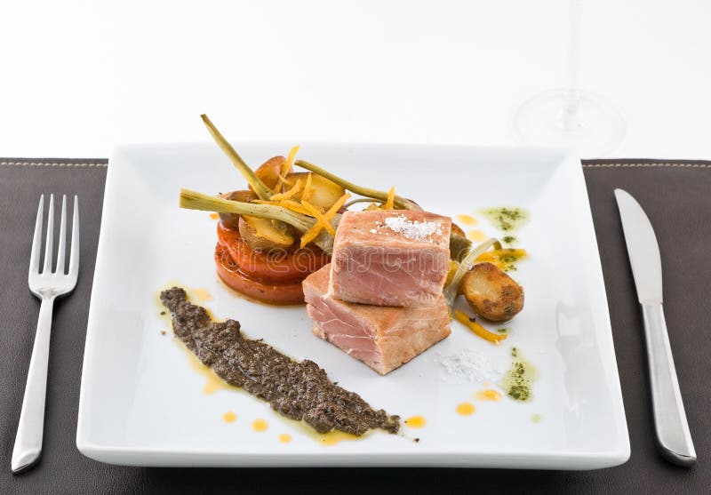 Prato do atum do gourmet foto de stock. Imagem de grade - 7046902