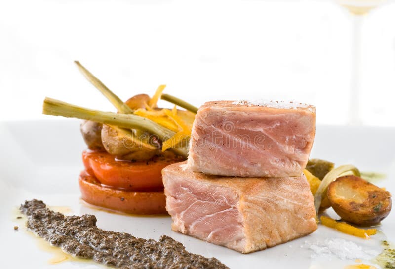 Prato do atum do gourmet. imagem de stock. Imagem de marinado - 7046991