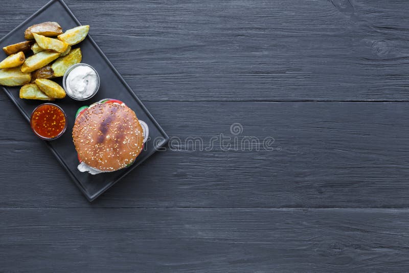 Prato Do Restaurante Do Fast Food Cunhas Do Hamburger E Da Batata Foto ...