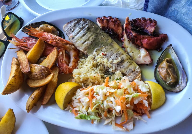 Prato Misturado Dos Peixes E Do Marisco Na Placa Oval Imagem de Stock ...