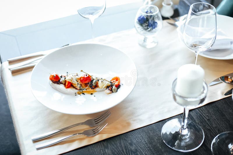 Prato Perfeito Focalizado Na Tabela Imagem de Stock - Imagem de prato ...