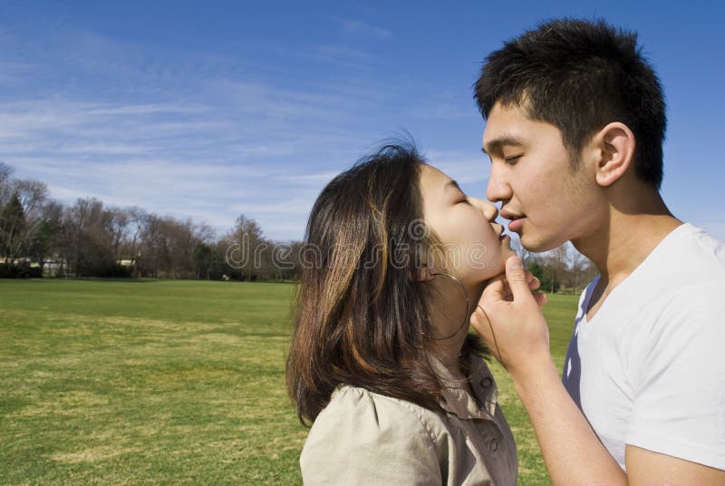 Prawdziwy buziak zdjęcie stock. Obraz złożonej z dziewczyny - 13475576