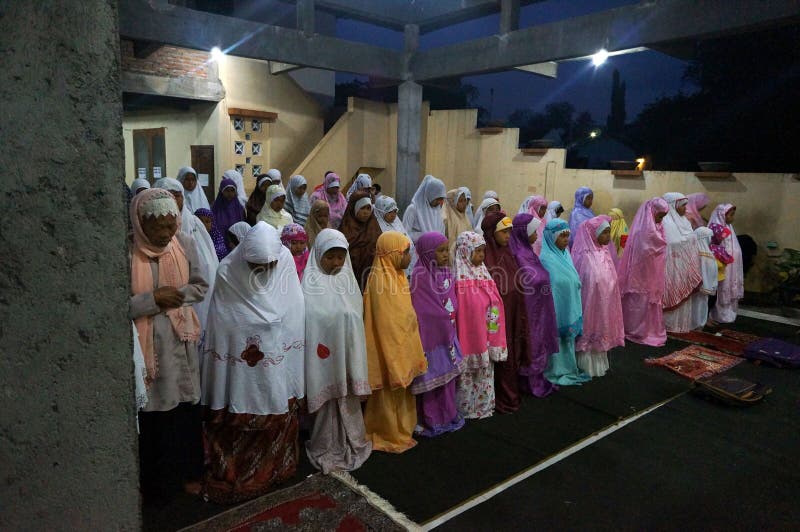 Prayers at the mosque editorial stock photo. Image of elementary - 56518598