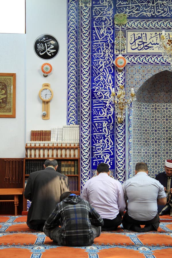 Praying Muslims editorial photo. Image of architecture - 41198841