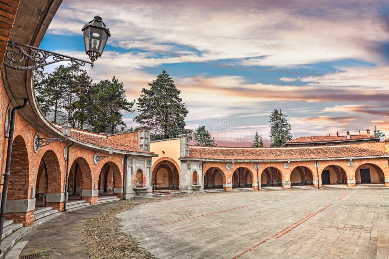 Predappio, Emilia Romagna, Italia: La Chiesa Ed Il Comune Antico ...