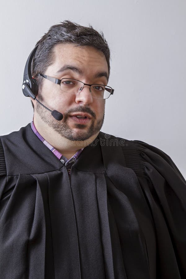 Un Predicador Con Micrófono En La Mano Sostiene Una Biblia Y Lee Un ...