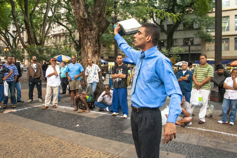El Predicador Evangélico Del Hombre Explica Palabra Del ` S De Dios ...
