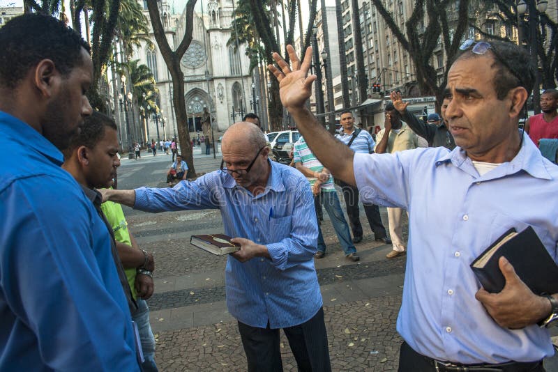 El Predicador Evangélico Del Hombre Explica Palabra Del ` S De Dios ...