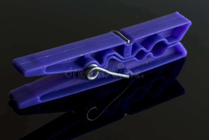 Pregador De Roupa Azul No Preto Foto de Stock - Imagem de escuro, linho ...