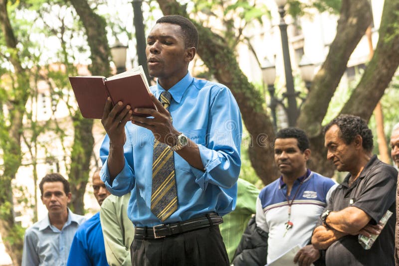 Batismo Do Pregador Evangélico Na água Fotografia Editorial - Imagem de ...