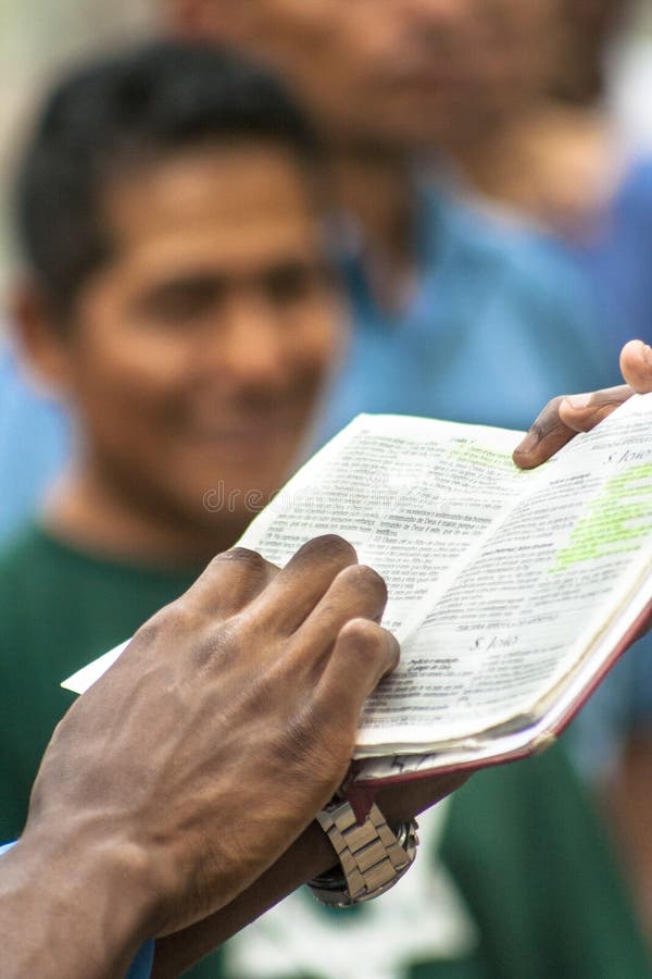 Batismo Do Pregador Evangélico Na água Fotografia Editorial - Imagem de ...