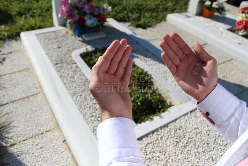 Pregare Islamico Sulla Persona Morta Immagine Editoriale - Immagine di ...