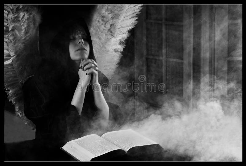 Angelo Che Prega Su Un Ginocchio Fotografia Stock - Immagine di ...