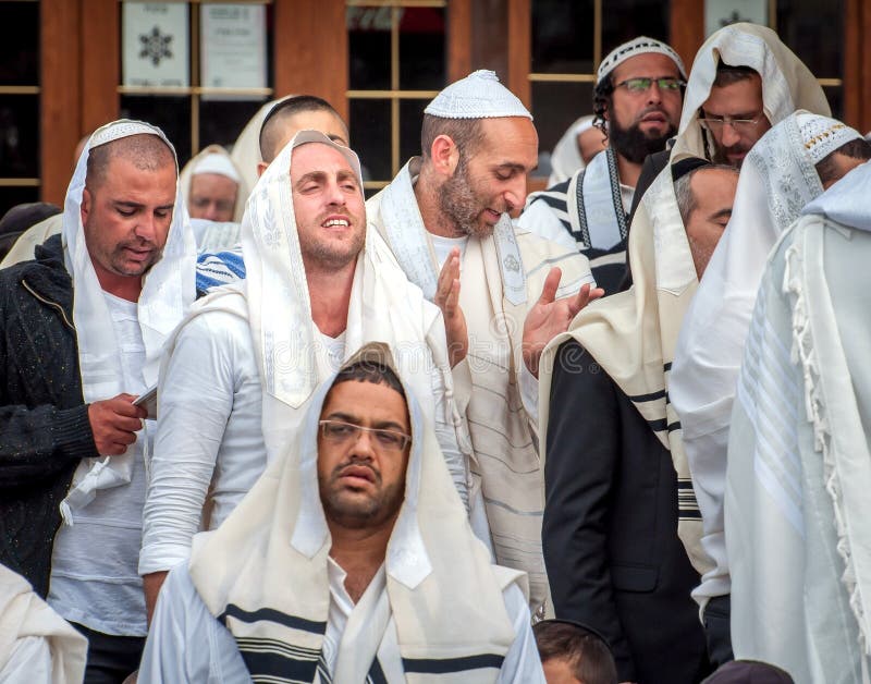 Preghiera Di Massa Pellegrini Di Hasids in Vestiti Tradizionali Rosh-ha ... Preghiera Di Massa Pellegrini Di Hasids in Vestiti Tradizionali Rosh-ha ...