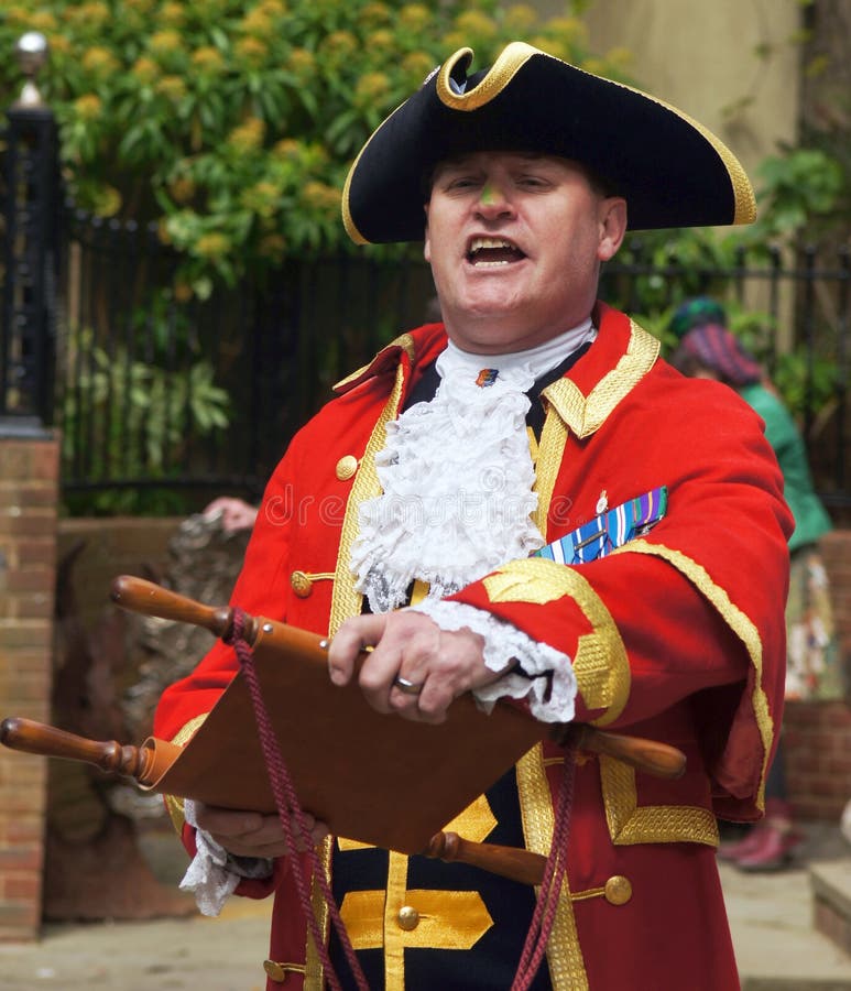 Pregonero Welcoming Shoppers a Un Mercado Joven De Los Comerciantes ...