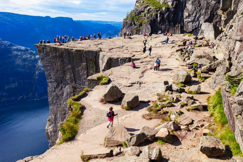 Roca Pulpit o Preikestolen fotografía editorial. Imagen de ...