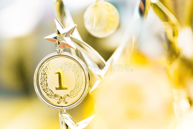 Premio De Oro Del Trofeo En Una Forma De Una Estrella Y De Una Medalla ... Premio De Oro Del Trofeo En Una Forma De Una Estrella Y De Una Medalla ...
