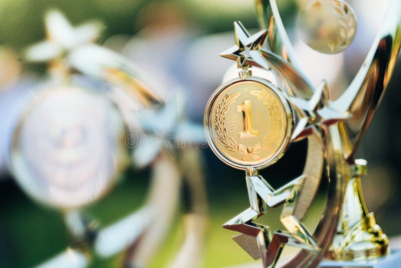 Premio De Oro Del Trofeo En Una Forma De Una Estrella Y De Una Medalla ... Premio De Oro Del Trofeo En Una Forma De Una Estrella Y De Una Medalla ...