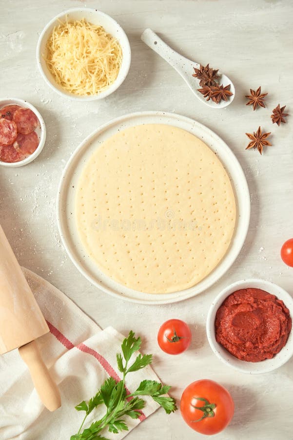 Preparaci?n De Las Pizzas Individuales De La Barra De La Pizza Foto de ...