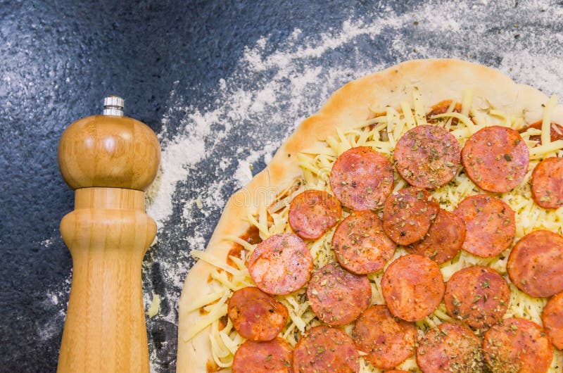 Preparando Pizza De Pepperoni En Una Mesa De Granito Negro Foto de ...