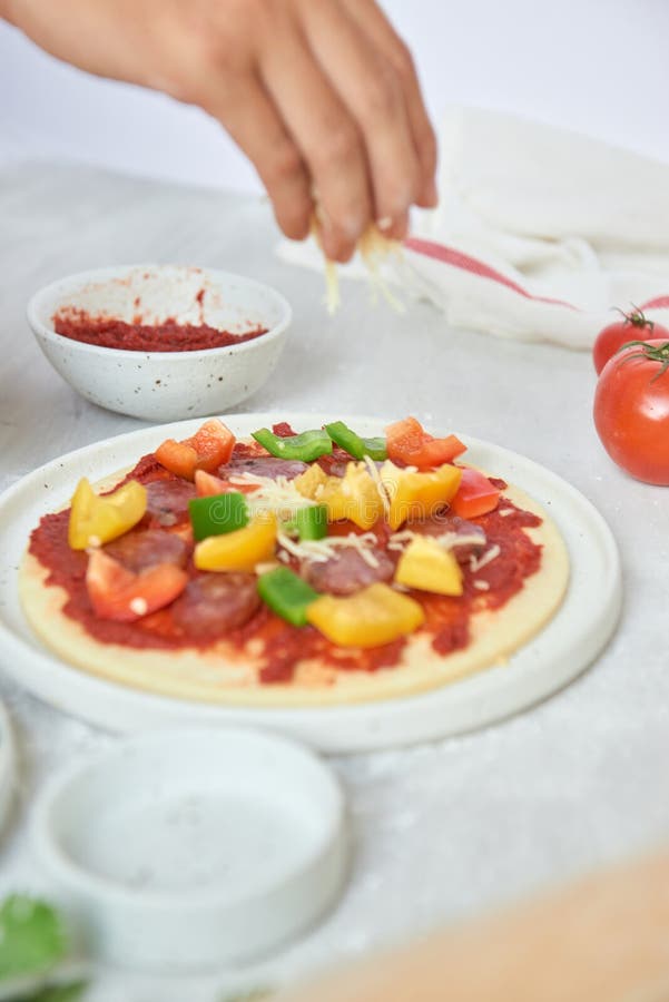 Preparando Pizzas Individuales Del Bar De Pizzas Imagen de archivo ...