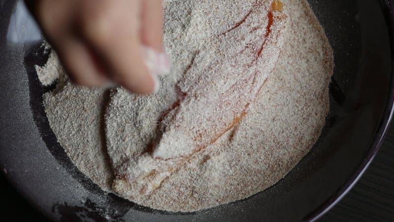 Preparar Pechuga De Pollo Con Pan En Casa Almacen De Video - Vídeo de ...