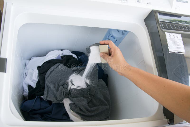 Prepararse Para Lavar La Ropa Con Foto de archivo - Imagen de limpio ...