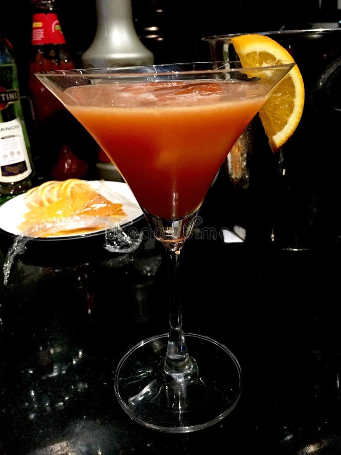 Preparazione del cocktail fotografia editoriale. Immagine di ...