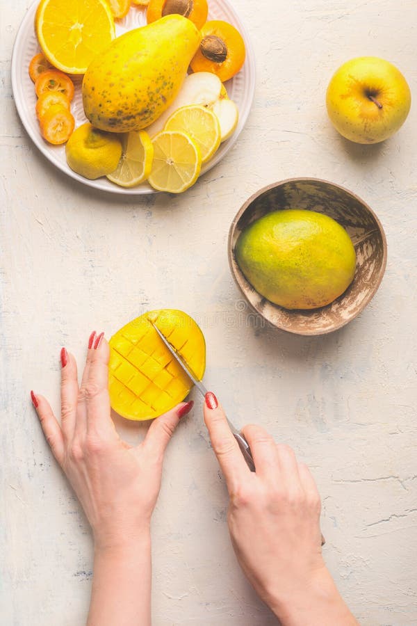 Preparazione Del Mango Per Gradi Le Mani Femminili Hanno Tagliato Il ... Preparazione Del Mango Per Gradi Le Mani Femminili Hanno Tagliato Il ...