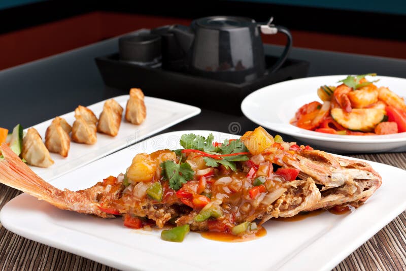 Presentación Tailandesa Del Pargo Rojo Del Estilo Foto de archivo ...