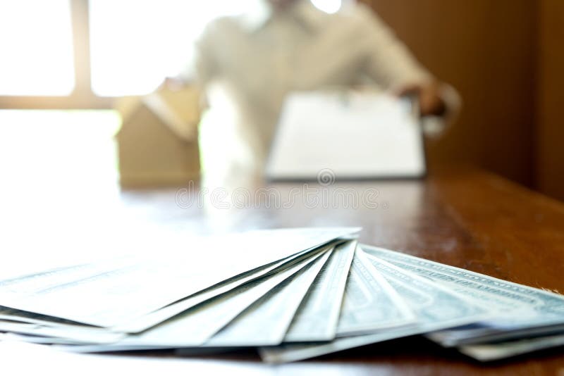 Presente Del Hombre De Negocios O Intentar Vender Para El Cliente Foto ...