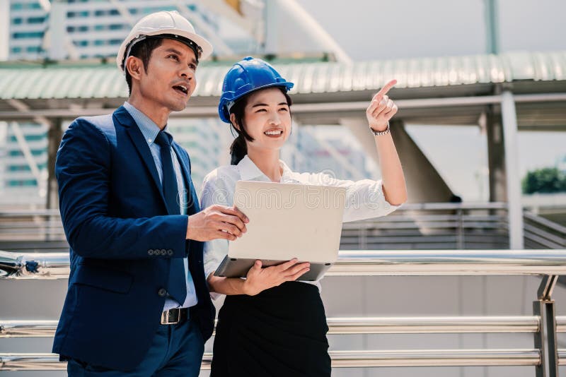 Presente Dell'ingegnere Dell'apprendista L'idea Al Suo Capo Immagine ...