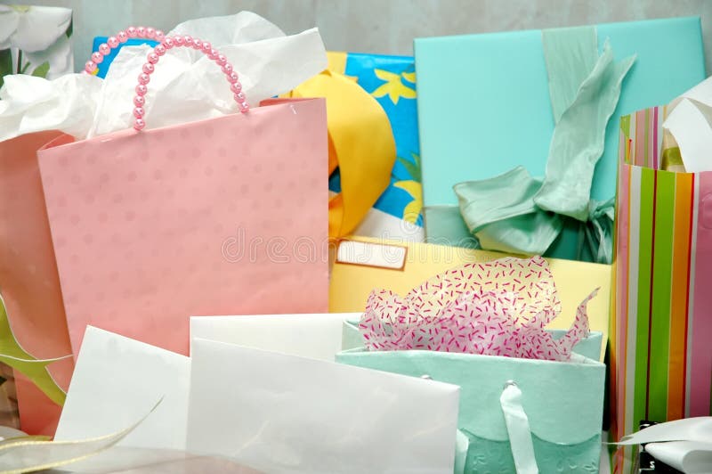 Presentes na tabela imagem de stock. Imagem de fita, casamento - 2997339