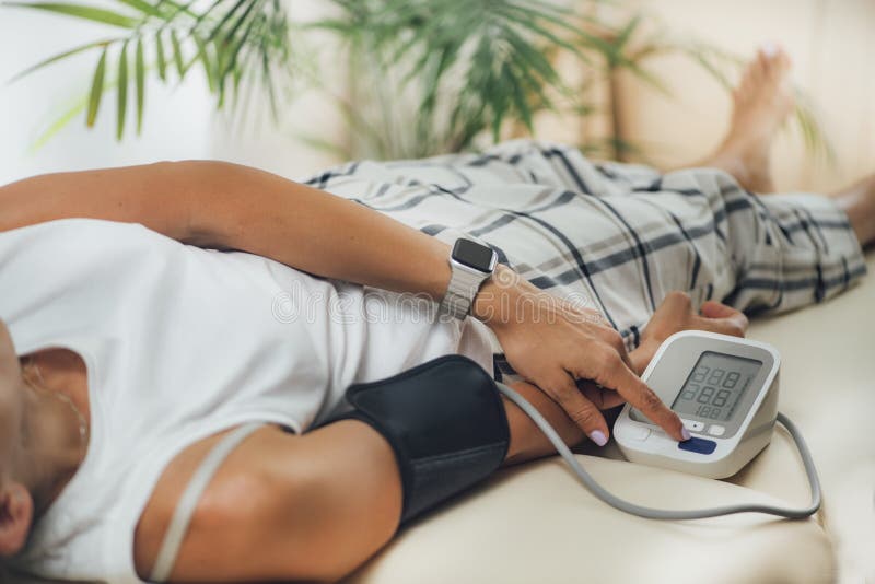 Pressione Sanguigna Ortostatica. Donna Sdraiata Sulla Schiena E Che ...