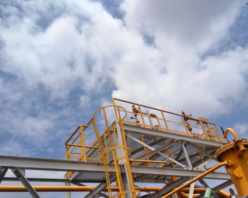 Pressure Vessel with High Platform Stock Image - Image of iron, mast ...