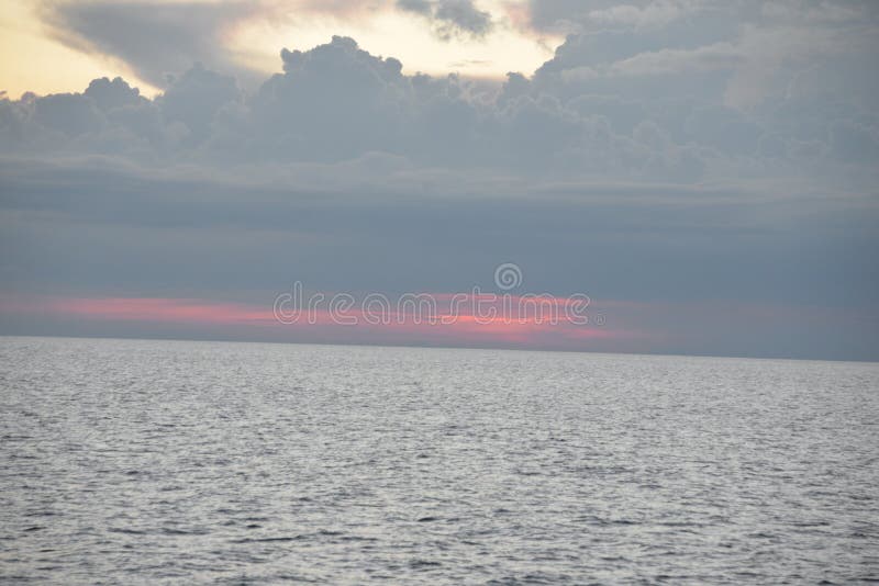 Prestes a Atingir Um Ciclone Em Mar Bruto Imagem de Stock - Imagem de ...