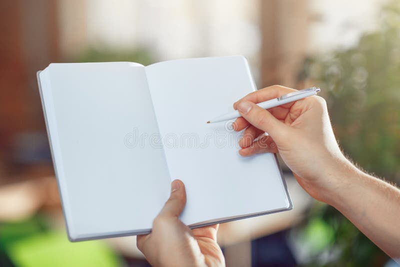 Prettige Mens Die Nota's Maken Stock Foto - Image of document ...