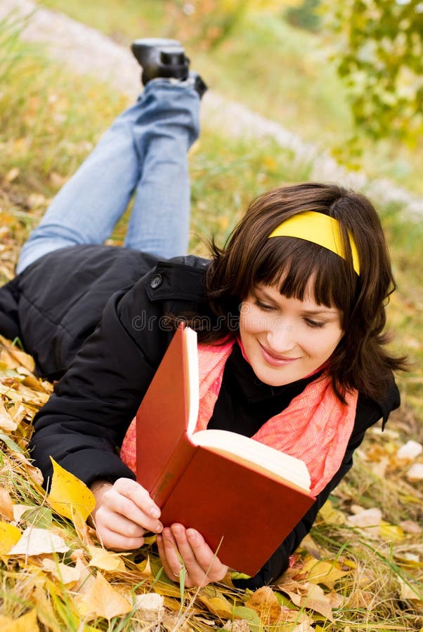 Pretty girl reading a book stock photo. Image of casual - 6570322