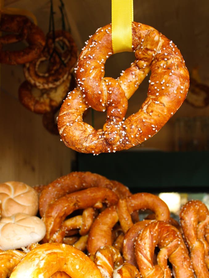 Vente De Bretzel Sur Un Marché De Noël Image stock - Image du nationale ...