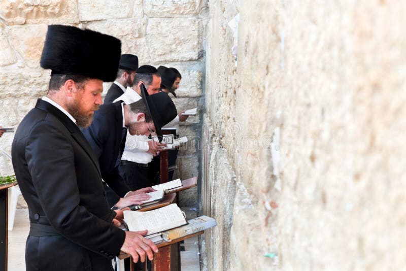 Prière juive d'homme photo stock éditorial. Image du religion - 42692278