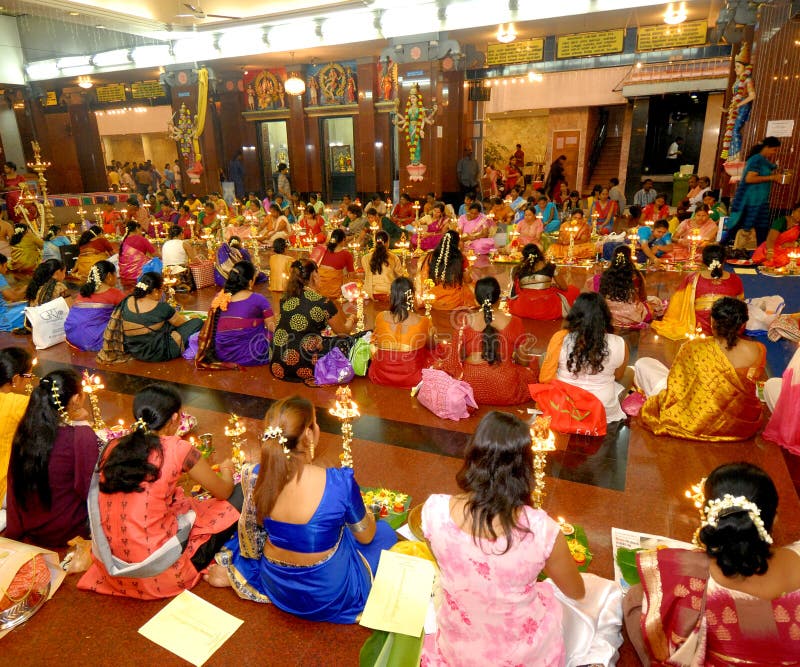 Prières indiennes photo éditorial. Image du lumières - 74165316